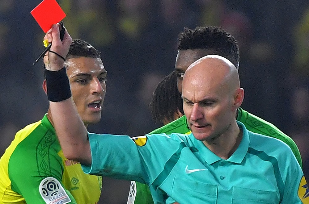 ส.ลูกหนัง ฝรั่งเศส สั่งแบน ชาปรง เปาฉาว 6 เดือน - ขอบสนาม