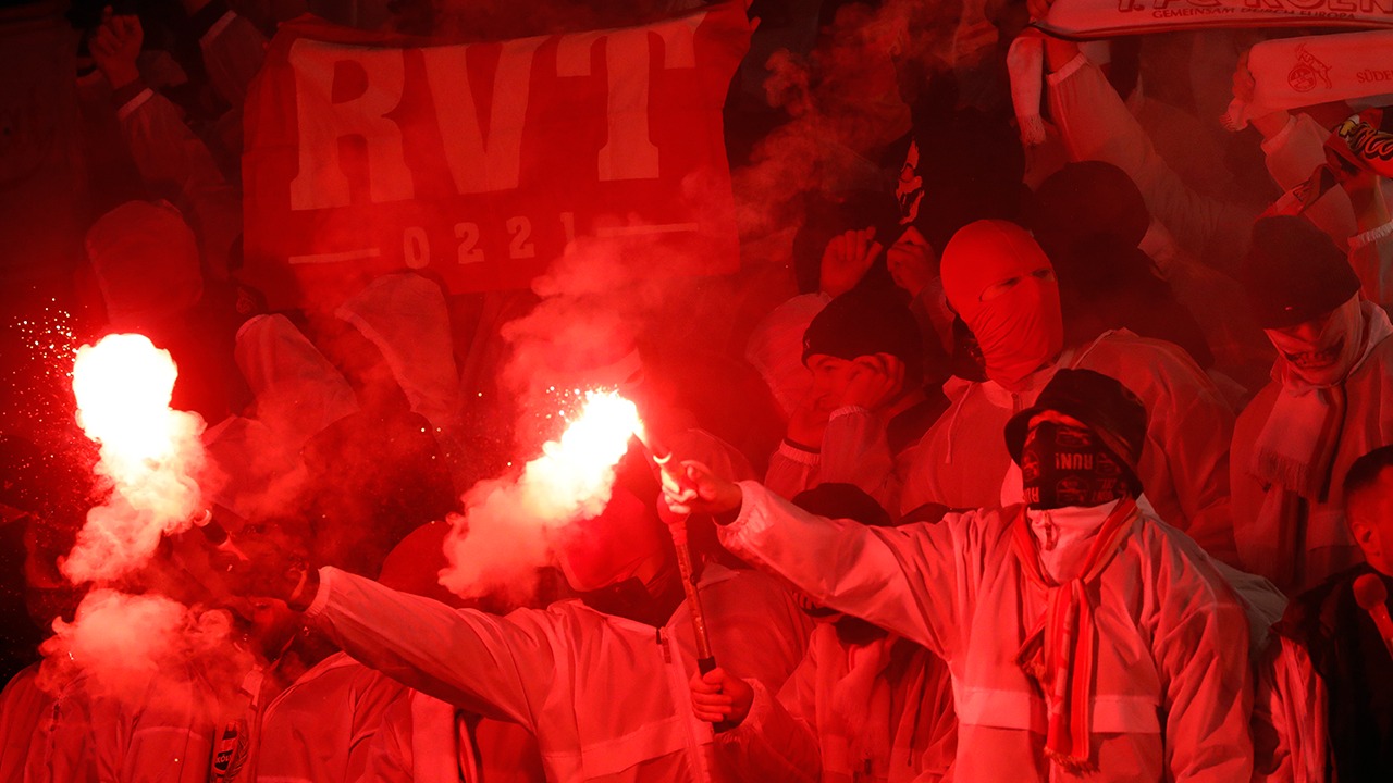 ยูฟ่าลงดาบแบนแฟน เร้ด สตาร์ ห้ามเข้าเชียร์นัดเยือนหงส์และเปแอสเช - ขอบสนาม