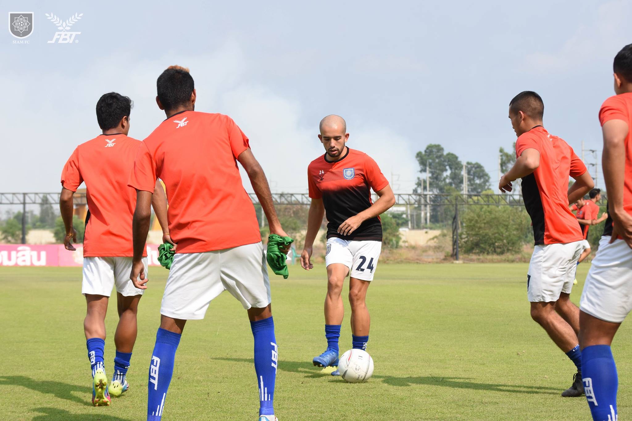 Peter Varley อดีตแข้ง สยาม เอฟซี โยกซบทีมฟิลิปปินส์ - ขอบสนาม